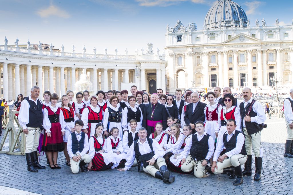 400 singing Szeklers in the Vatican - Transylvania Now