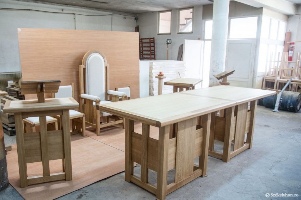 "Noble, simple, and beautiful" liturgical furniture made for the papal ...