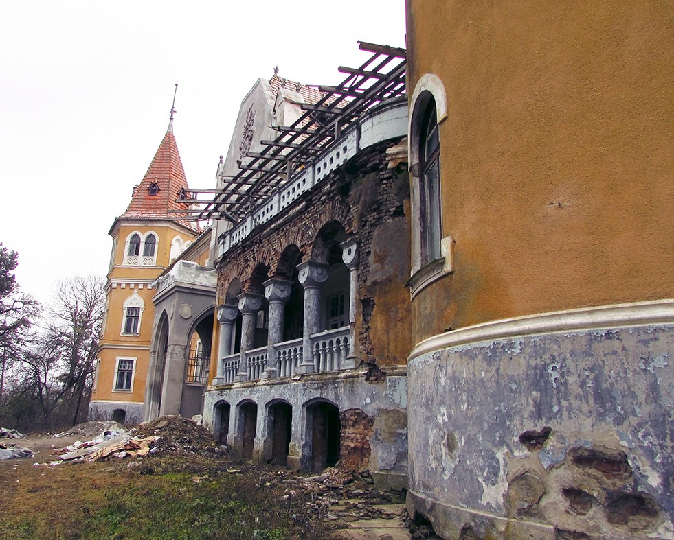 Salvaging Ugron Castle in Mezőzáh - Transylvania Now